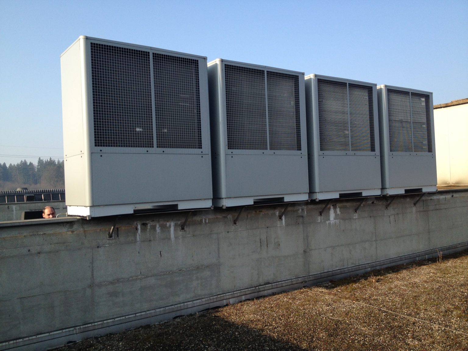 Beispiele von aussen aufgestellten Luft-Wasser-Wärmepumpen